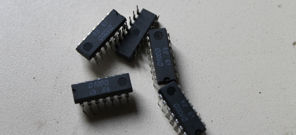 Schaltkreis D100 D - NAND-Gatter mit 2 Eingängen - SN7400