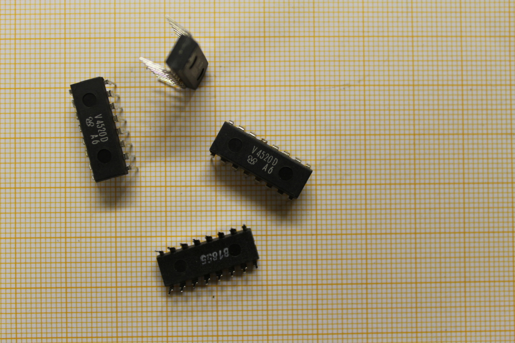 Schaltkreis D100 D - NAND-Gatter mit 2 Eingängen - SN7400